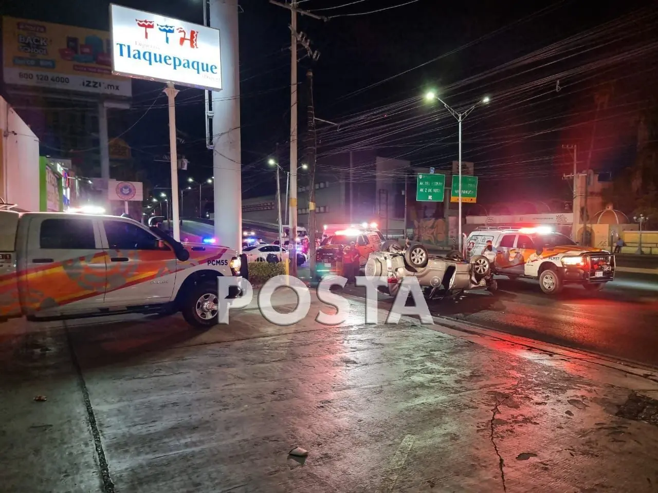 Choca auto y termina volcado en la avenida Garza Sada en Monterrey - POSTA México