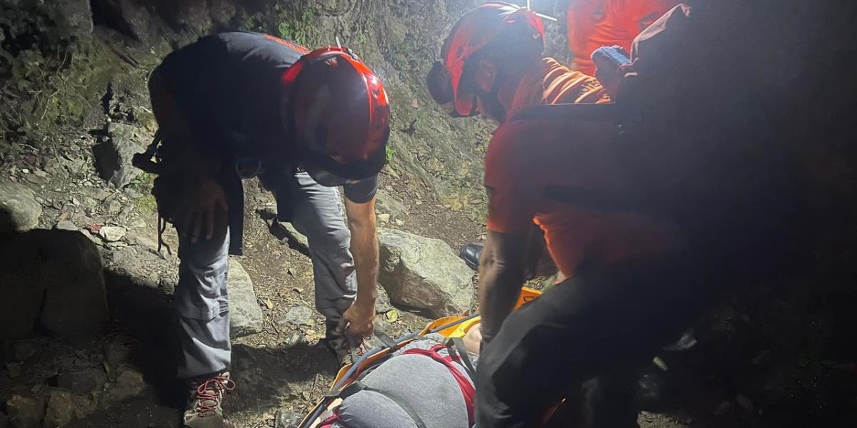 Rescatan a niño tras caer a pozo en área de cascadas del Cerro de la Silla - POSTA México