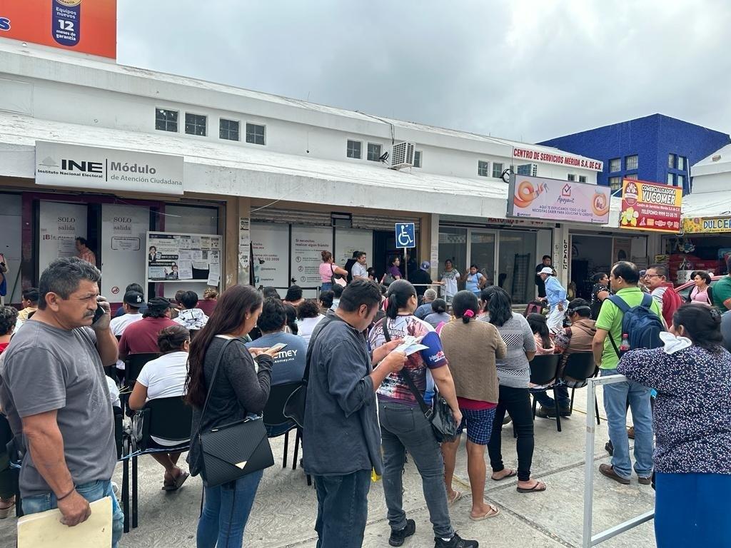 Largas filas para renovar Credencial Para Votar - POSTA México Largas filas para renovar Credencial Para Votar - POSTA México