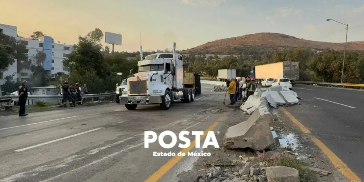 Volcadura de tráiler paraliza la avenida Jesús Reyes Heroles en Tlalnepantla (VIDEO) - POSTA México